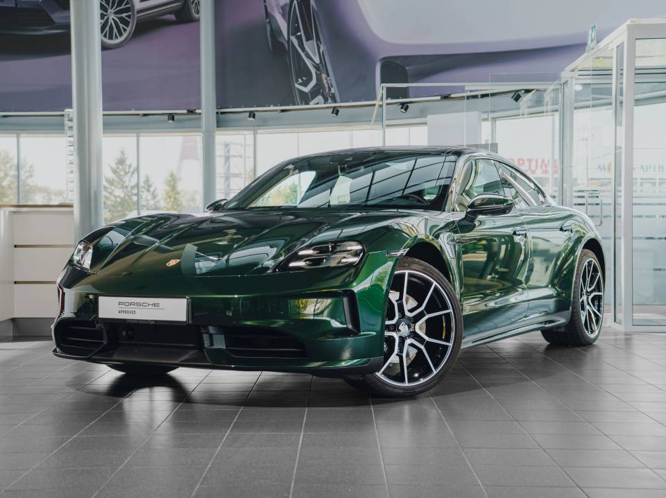 Pirkt lietotu Porsche Taycan pie Porsche Center Riga