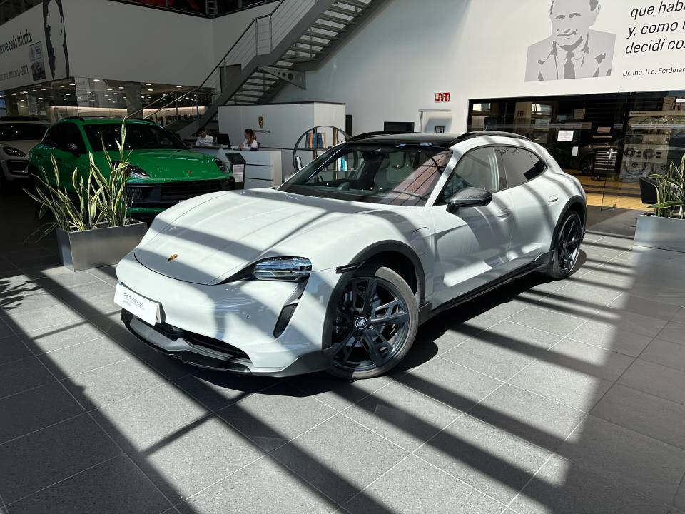 Compre el Porsche Taycan 4 Cross Turismo de sus sueños en Centro ...