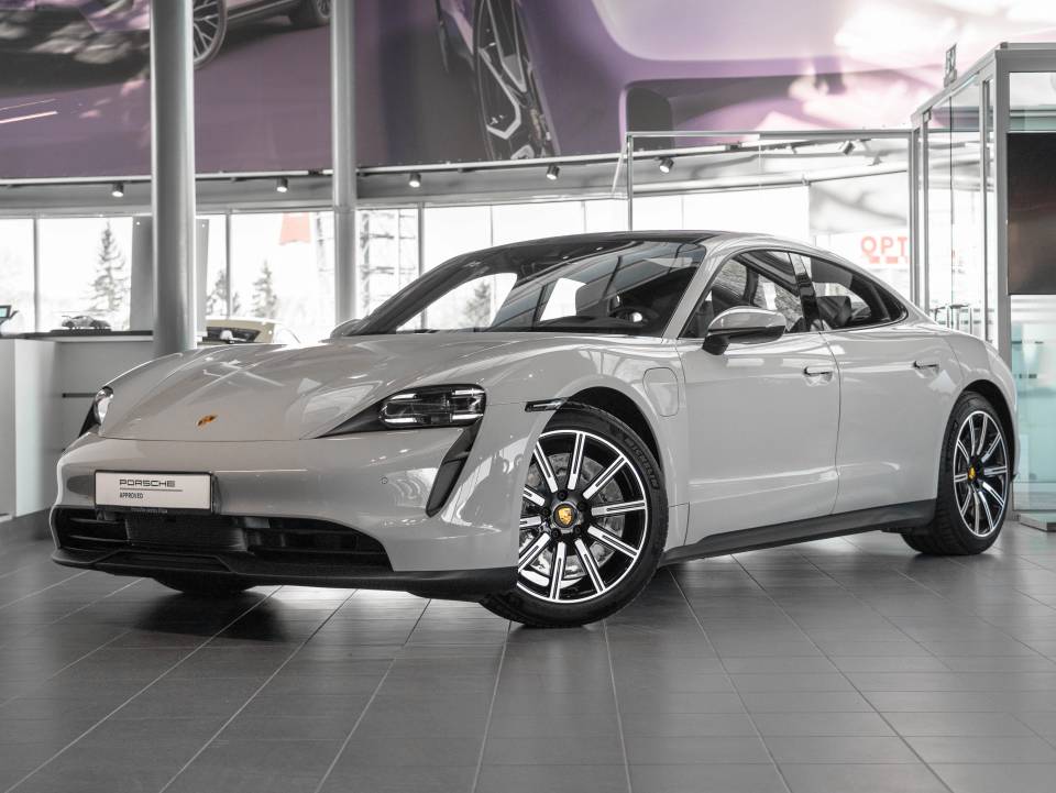 Pirkt lietotu Porsche Taycan pie Porsche Center Riga
