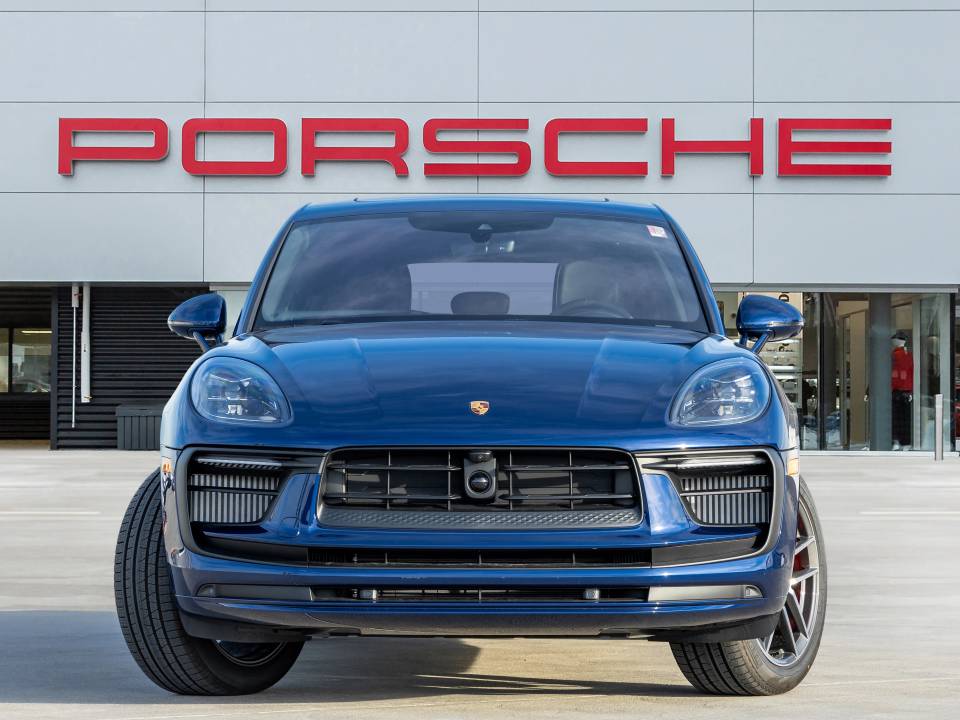 Buy new Porsche Macan S at Porsche Centre North Toronto