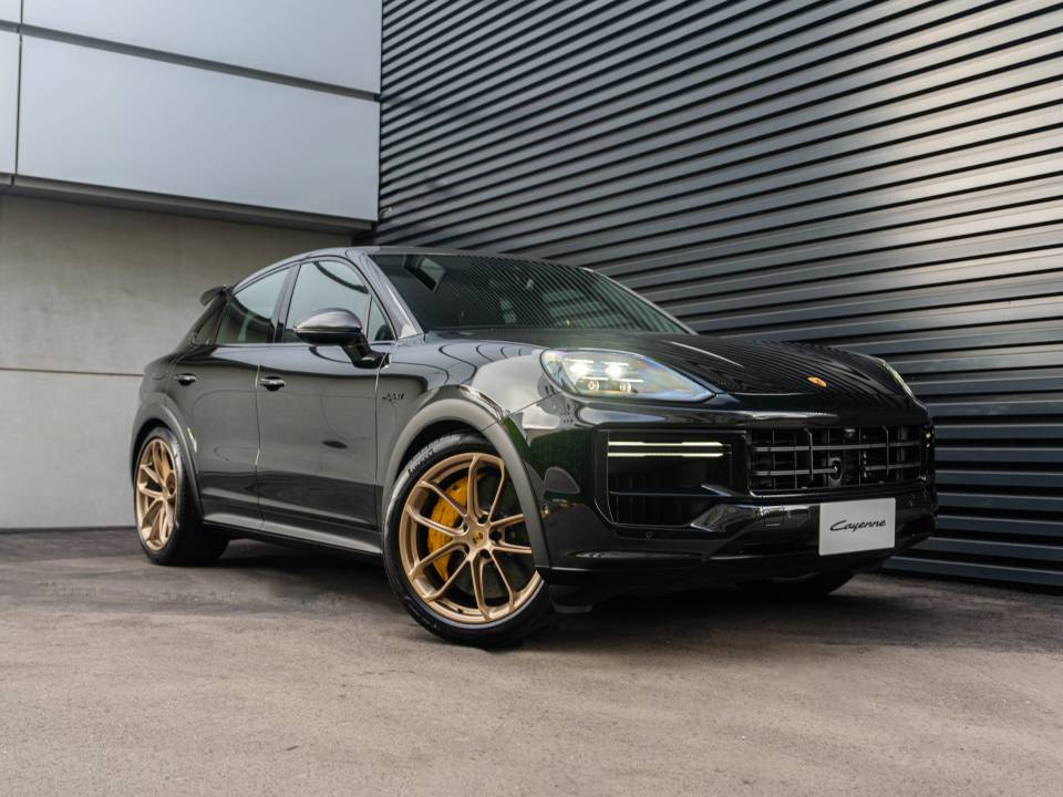在 新竹保時捷中心 購買保時捷 Cayenne Turbo E-Hybrid Coupé with GT Package