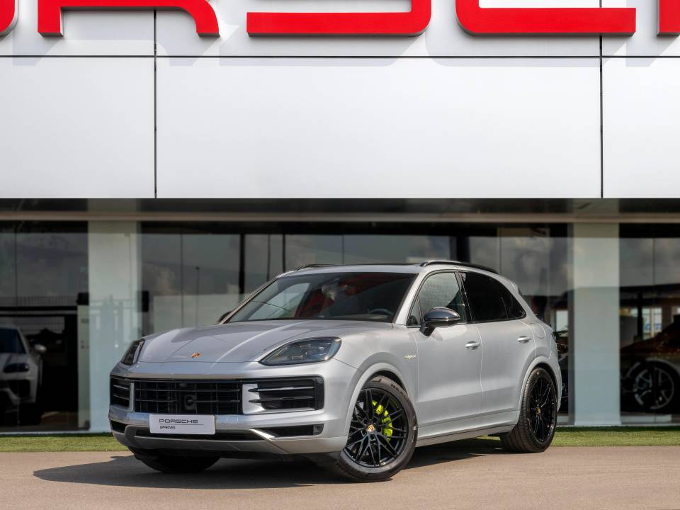 Compre el Porsche Cayenne E-Hybrid de sus sueños en Centro Porsche Valencia
