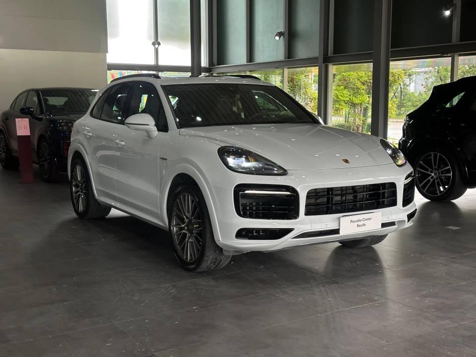 Compre um Cayenne E-Hybrid Platinum Edition (2023) de re-estreio no ...