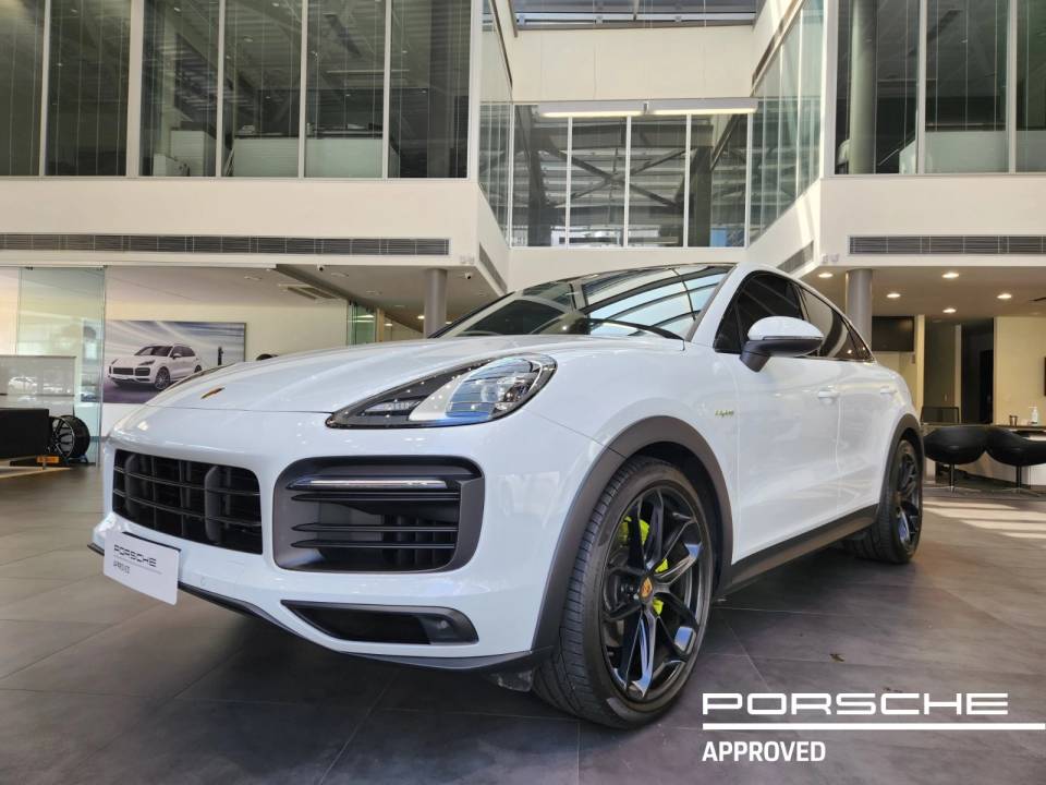 Compre um Cayenne E-Hybrid Coupé (2022) de re-estreio no Porsche Centre ...